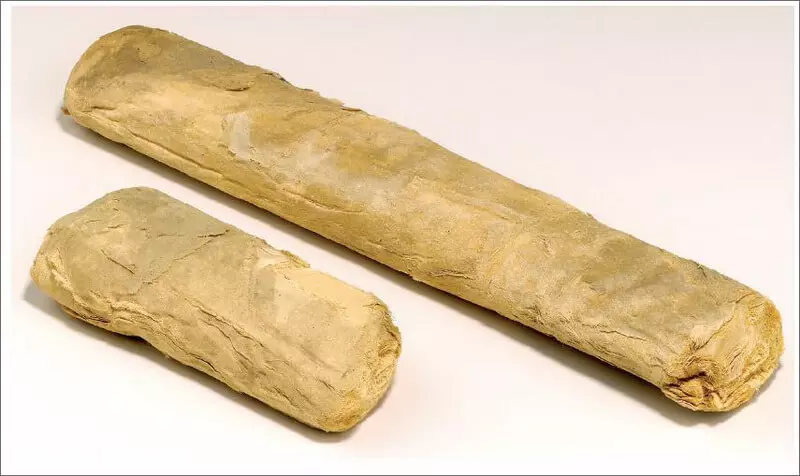 Roto en dos partes de un rollo de siglos simples de Seda III-IV De Lulana, Xinjiang. Colección de Aurela Stein. Tales rollos se utilizaron como una herramienta de pago a lo largo de la gran ruta Flip. Fuente: Cunliffe, B. Por estepa, desierto y océano. El nacimiento de Eurasia. - Oxford University Press, 2017. - FIG. 9.6.