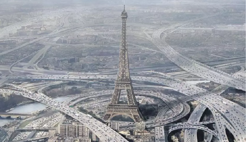 Foto dal mondo parallelo. Parigi dalla vista oculare di un uccello