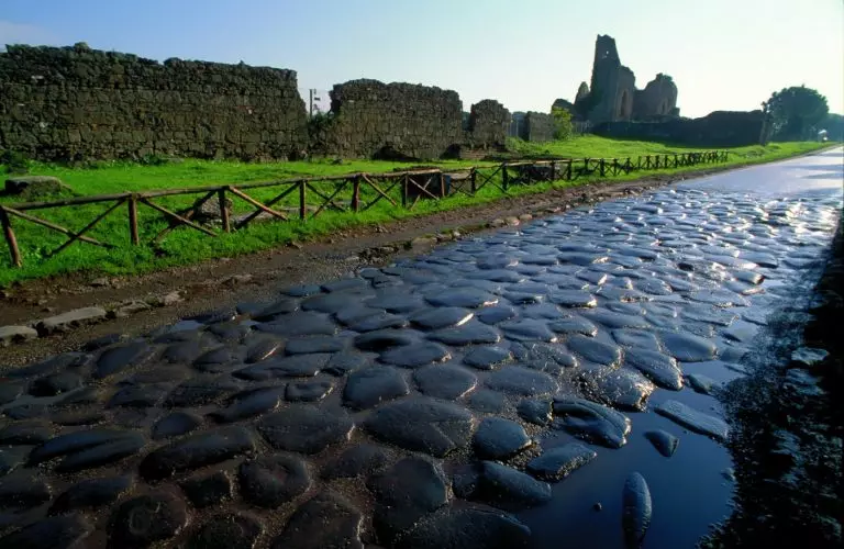 Inexplicable details in Roman roads, which are silent by historians