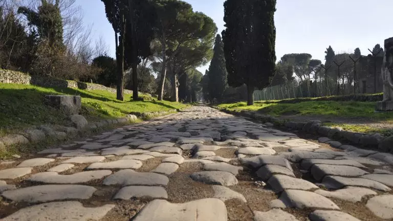 Inexplicable details in Roman roads, which are silent by historians