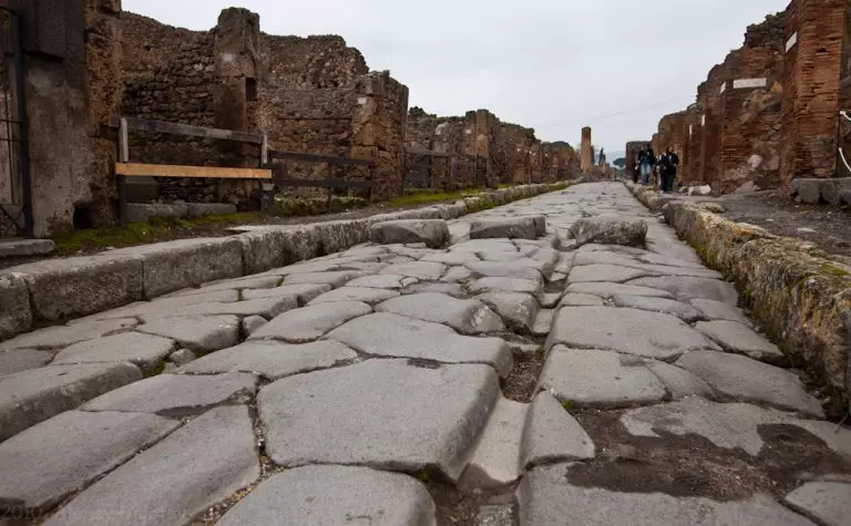 Nkọwa nkọwa na-enweghị atụ na ụzọ Rome, nke gbachiri nkịtị site na ndị ọkọ akụkọ ihe mere eme