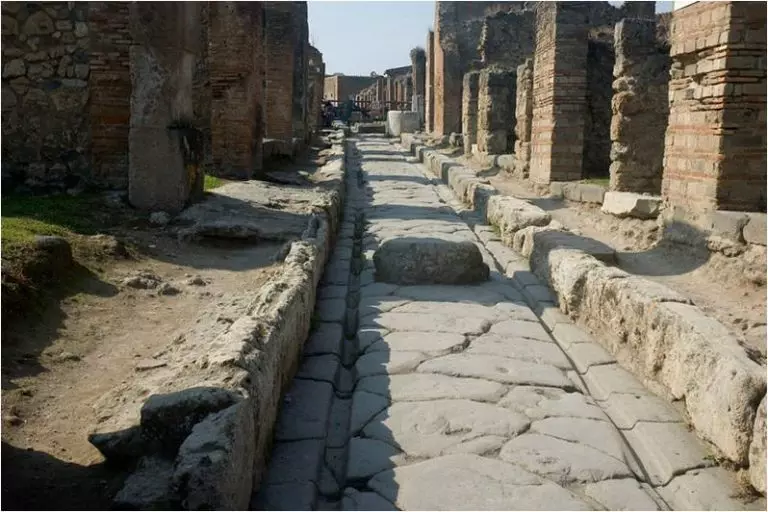 Inexplicable details in Roman roads, which are silent by historians