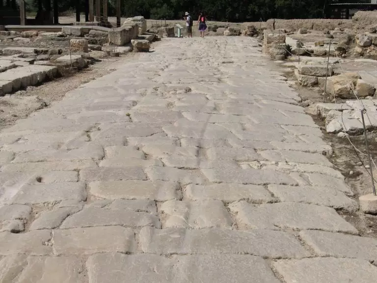 Inexplicable details in Roman roads, which are silent by historians