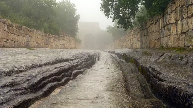 Nkọwa nkọwa na-enweghị atụ na ụzọ Rome, nke gbachiri nkịtị site na ndị ọkọ akụkọ ihe mere eme