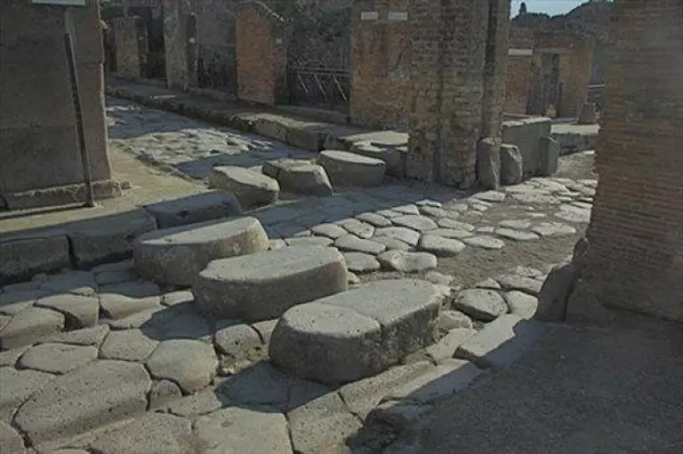 Inexplicable details in Roman roads, which are silent by historians