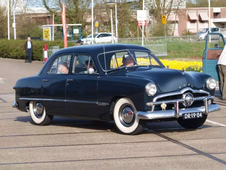 4-pintu ford kustom 1949 model tahun