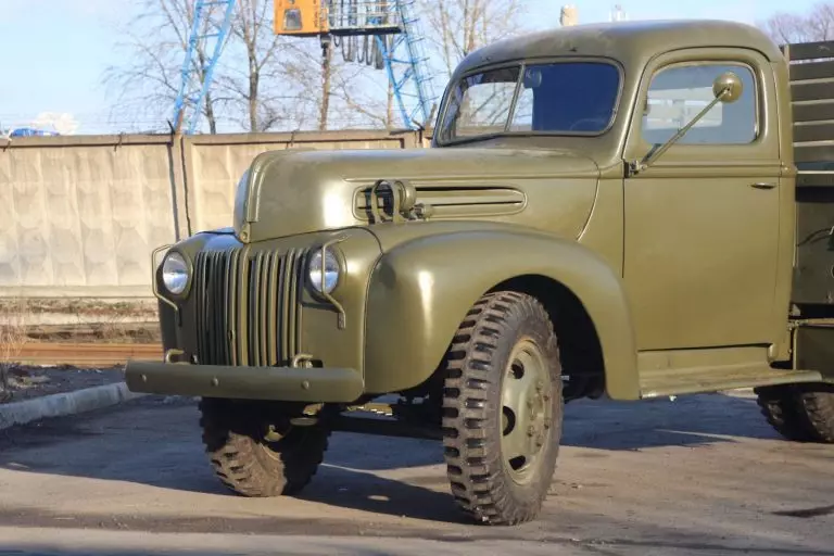 Tsjillen fan 'e Twadde Wrâldoarloch. Ford G8T - in bytsje bekende kado fan Amerikanen