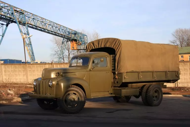 Tsjillen fan 'e Twadde Wrâldoarloch. Ford G8T - in bytsje bekende kado fan Amerikanen