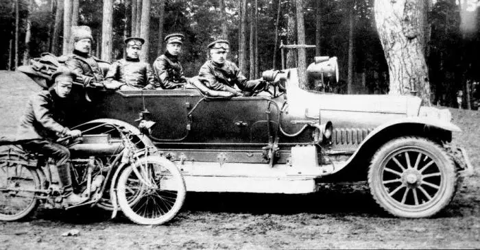 Primele mașini militare ale Rusiei Tsarist