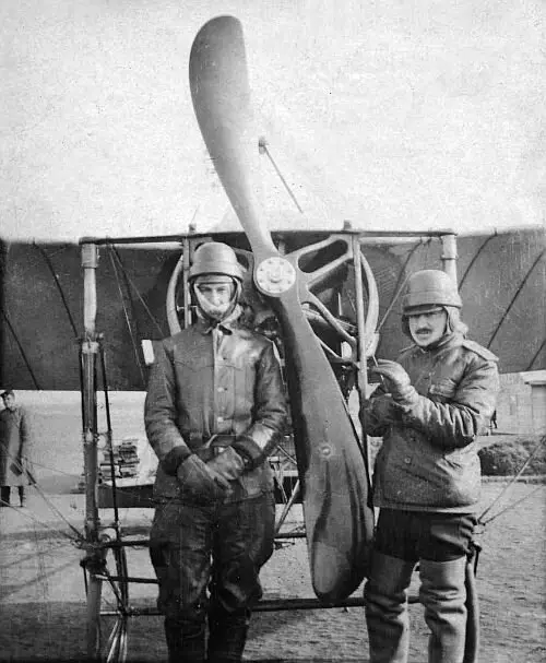 Leutnant Victor Polylavko (rechts) in seinen Ausnahmen von einem Militärpiloten. Luftfahrtabteilung unter dem 4. Sibirischen Luftfahrt