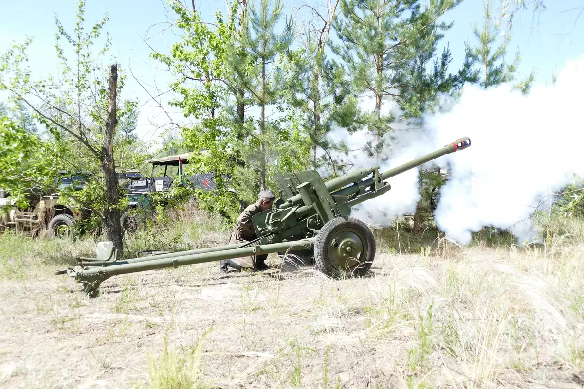 Atvērtās toles ar tukšgaitas shot no UIS-3 ieročiem