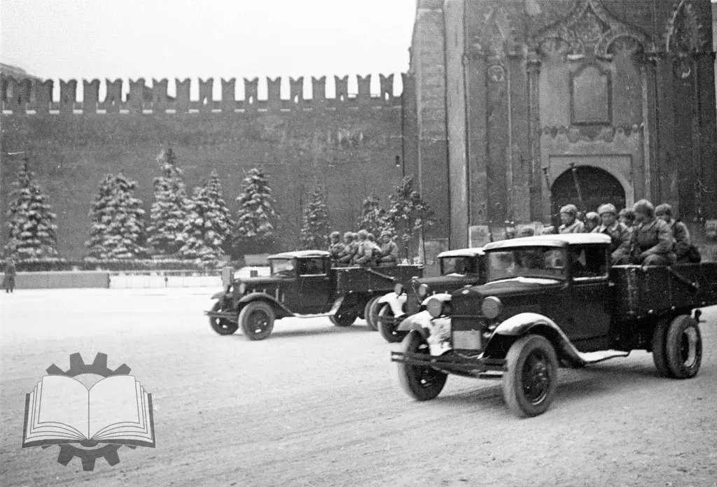 Parade 7. nóvember 1941. Niðurstaðan af vinnu við stofnun nýrra vörubíla fyrir Rauða herinn var sú staðreynd að helstu innlendar hernaðarbíllinn var áfram