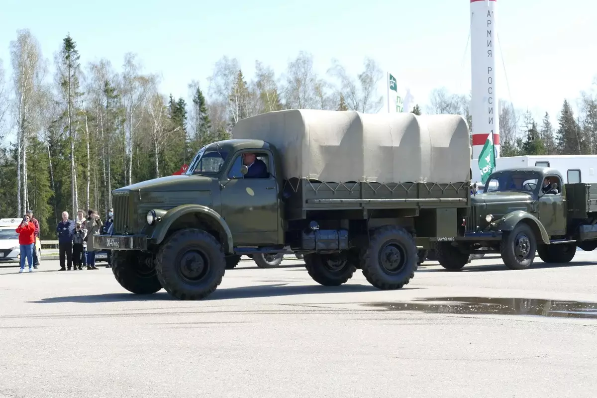 GAZ-63, in the background ZIL-164