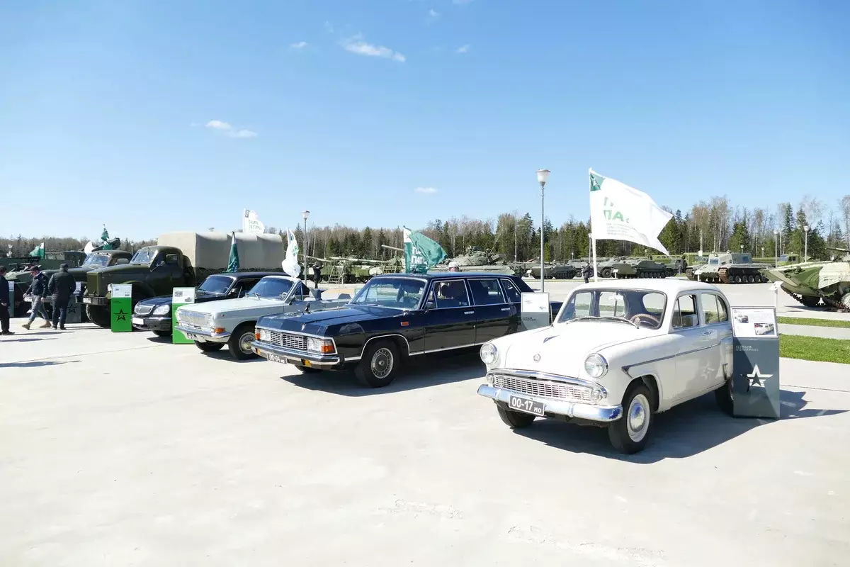 சென்டர் GAZ-24 அடிப்படையிலான ஒரு அணிவகுப்பு மாற்றத்தக்க உருவாக்கத்தை உருவாக்குகிறது