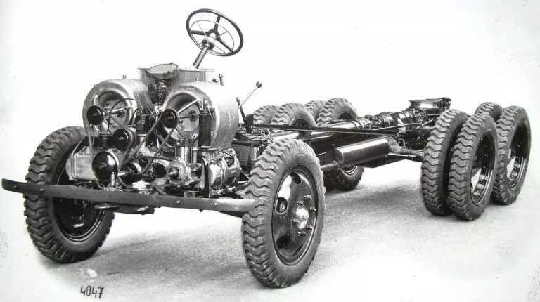 T-82 Truck Chassis mei tsjinoerstelde motorluch koeling, twa fans en sintraal tubular rama. 1936