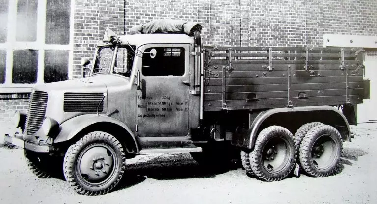De Ljochtgewicht Army Truck T-92 mei all-metaalkabine mei in kap kap en achterrinner. 1938-1940.
