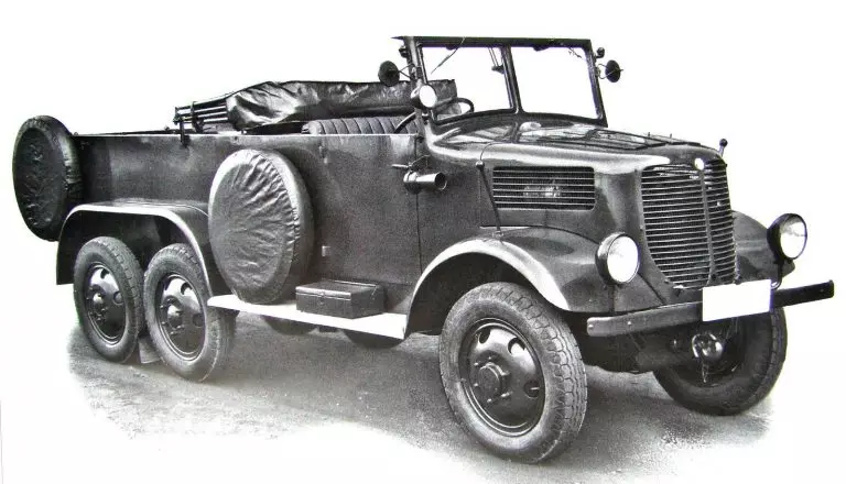 Vücutta uzunlamasına banklar ve dört yedek tekerlek ile Romanya için 45 T-93R keşif makinelerinden biri. 1937-1941