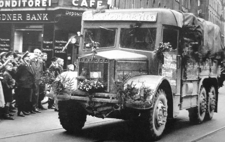 De Dútske troepen op 'e T-85-truck mei in hege dak fan' e kabine, makke neffens de easken fan 'e Wehrmacht, meidwaan oan Breslau. Septimber 1940.