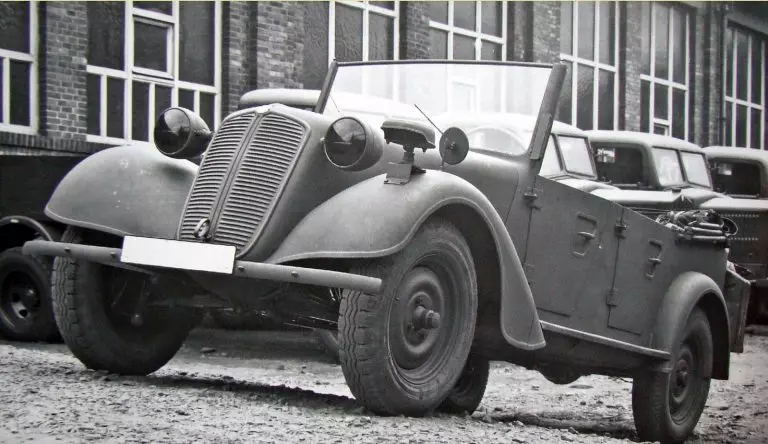 ನಾಲ್ಕು-ಬಾಗಿಲು 20-ಹೌಸಿಂಗ್ ಕನ್ವರ್ಟಿಬಲ್ T-57 ಮಾದರಿ 1936 ರ ಮಡಿಸುವ ಮುಂಭಾಗದ ವಿಂಡೋ ಮತ್ತು ಬೆಳಕಿನ-ರಕ್ಷಣಾತ್ಮಕ ಹೆಡ್ಲೈಟ್ಗಳು. ಫೋಟೋ 1941