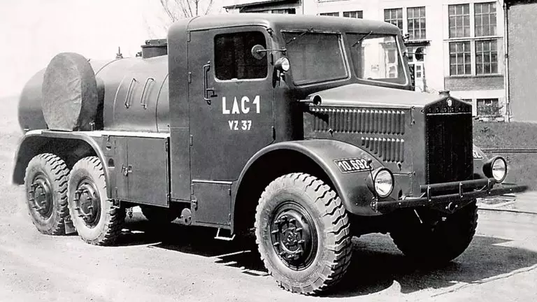 T-85A Polttoainesäiliö Truck kahden akselin perävaunujen hinaamiseksi T-110, jonka kapasiteetti on 3000 litraa, ja suljettu kuljettajien suljettu mökki. 1937 vuosi