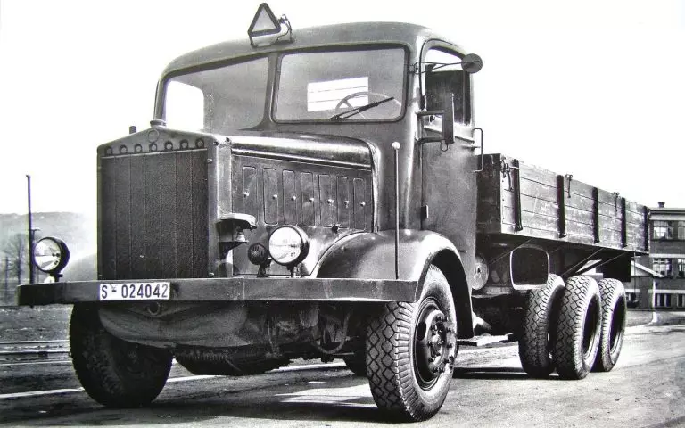 Multipurpose dual-doel T-81 truck mei in 12,5-liter boppeste motor en achterste selsstanning. 1941 jier