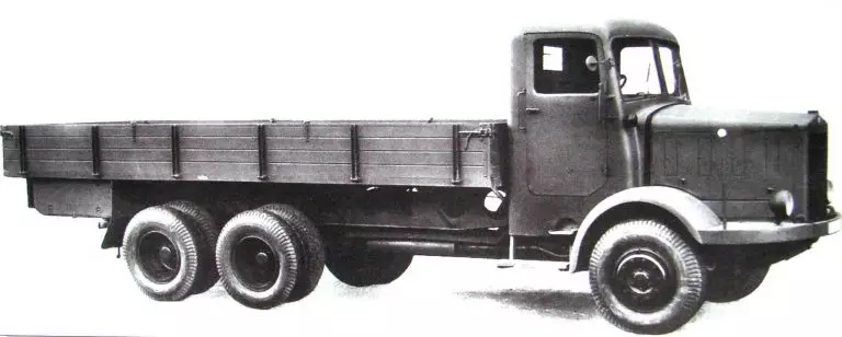 Gelecekteki aracın T-111'in temeli olarak görev yapan ağır bir Mellenik ordu kamyonu "Tatra-81". 1941-1942