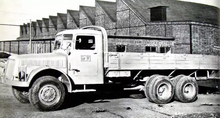 Auto T6800 / 111 mei in hege dûbele kast en in iepen truck sûnder in markearring, ekstern identike model T-81.