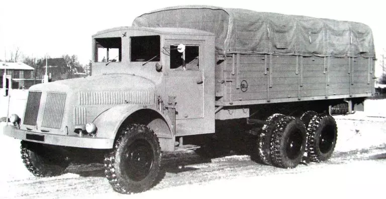 T-111-kuorma-auto, jossa on yksinkertaistettu mökki, litteä tuulilasin ja sivuikkunat sekä puinen korkean sivun kehys, jossa on markiisi. 1943.