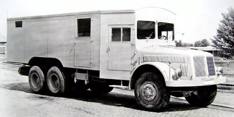 T-111 auto furgoneta alemaniar tailerra jartzeko alemaniar lagin bateko egurrezko langile integratuarekin. 1944ko ekaina