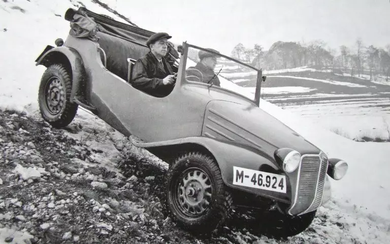 Tests fan 'e ferienfâldige auto "Tatra v750" sûnder side doarren en twa spare tsjillen op' e efterste muorre fan it lichem. 1937 jier