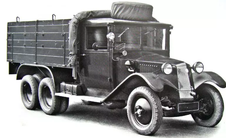Militarisoidut T-72-kuorma-auto, jossa on vaihtokaupan takapyörät ja pituussuuntaiset istuimet suurella teholla. 1933-1935