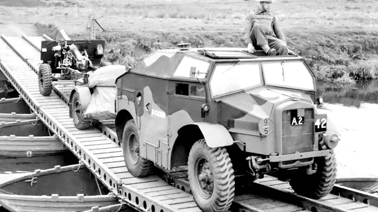 Tracteur C8 MK II avec un pistolet de 25 livres en traversant les exercices en Irlande du Nord. Juin 1942 iwm.org.uk.uk