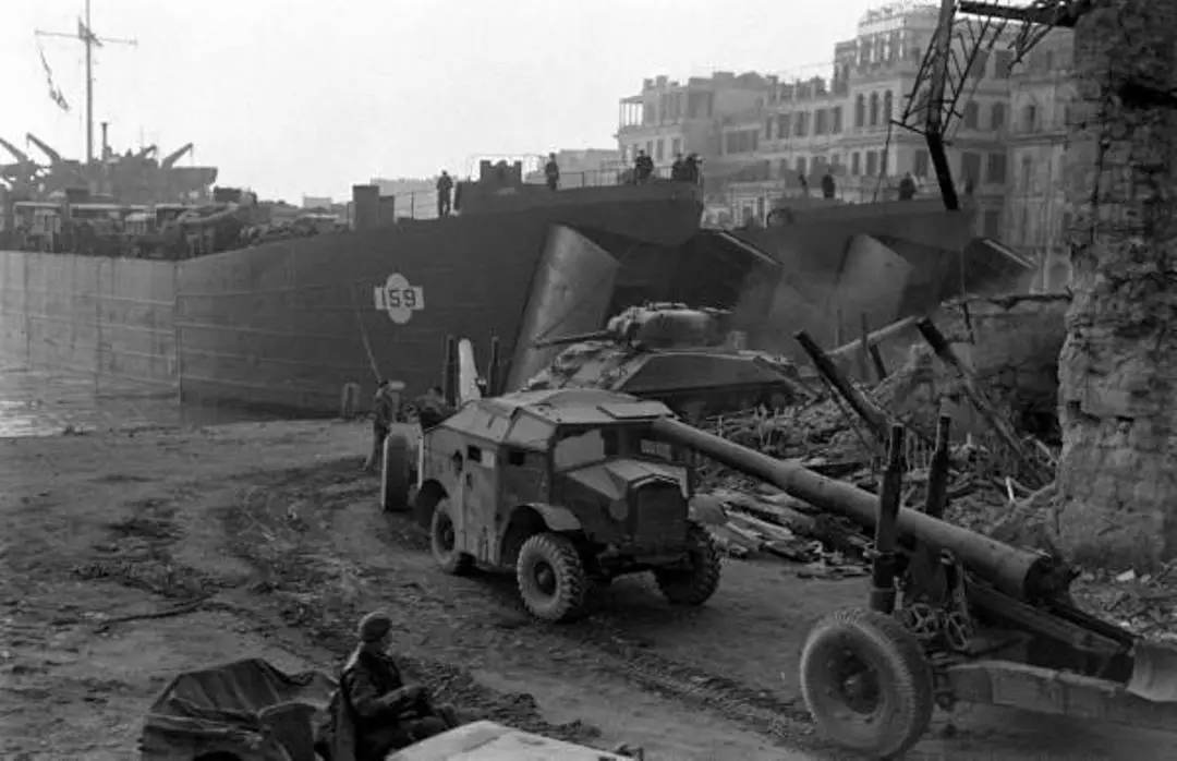 Kvad Ciągnik holujący 5,5-calowy pistoletów. Masa takiego instrumentu ponad dwukrotnie dwukrotnie paszport ciągnika. Anzio, 1944 hmvf.co.uk