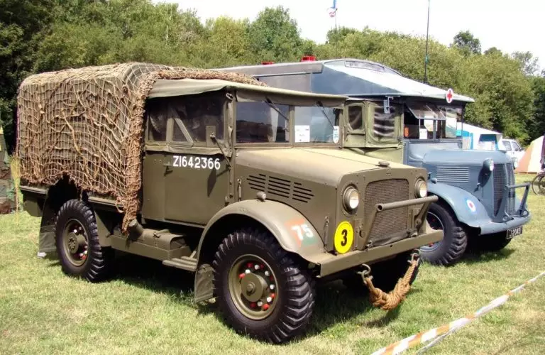 Endurheimt seint Bedford MWD. Í bakgrunni - Austin K2Y hershöfðingja