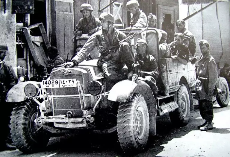 Á Morris-Commercial CS8 bíla, barðist breskur með Þjóðverjum og Ítalum í Norður-Afríku. 1941 Ár