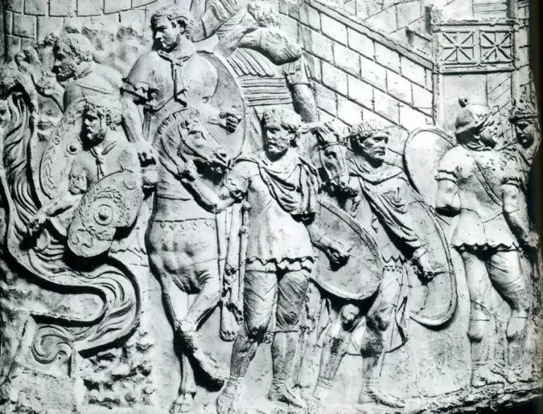 Bar-verligting kolomme van Trajanus met die beeld van auxilaria (soldate van die Romeinse hulp troepe)