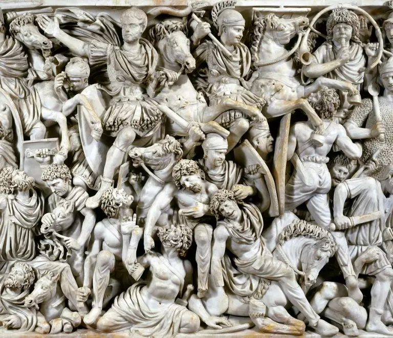 Pedido por el siglo Sarcófago III dC. Representa la batalla entre los romanos y las barbaras (National Roman Museum).