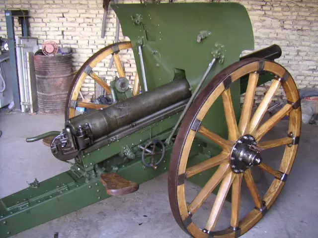 Асбоби KRUPP L / 30 намунаҳои 1909, дар версияи пайгирифташуда. Чунин силоҳҳо дар танкҳои Naheland насб карда шуданд