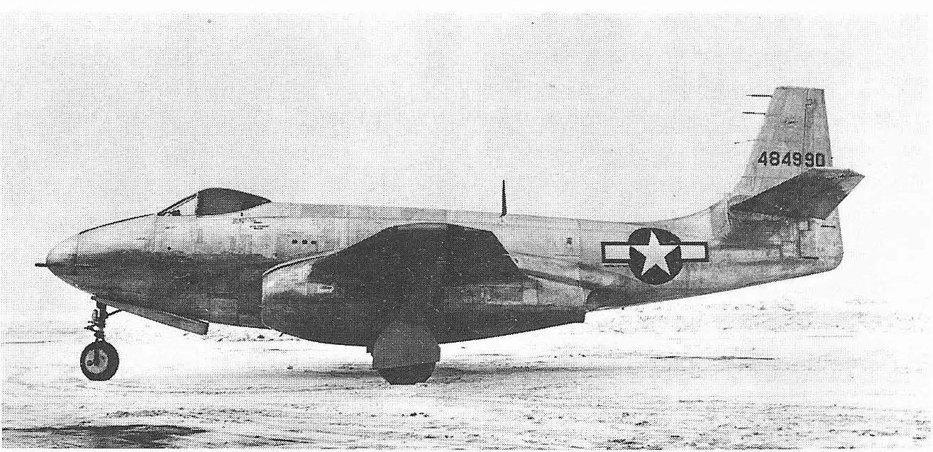 På den här bilden, gjord den 8 februari 1945, vid Wright Field Air Base, sågs det tydligt hur besvärligt såg XP-83 (US Air Force)