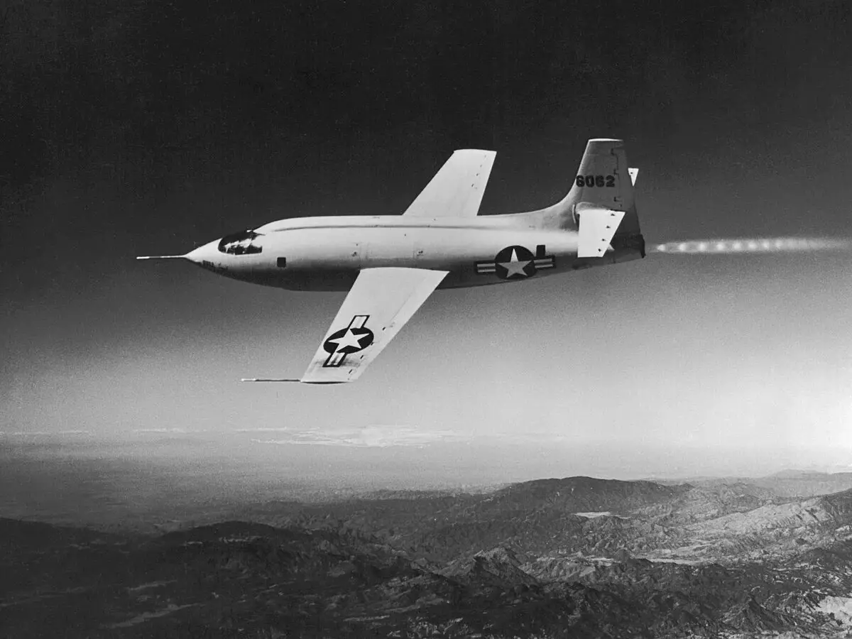 Bell X-1 lidojumā. Foto: publiskais domēns / NASA