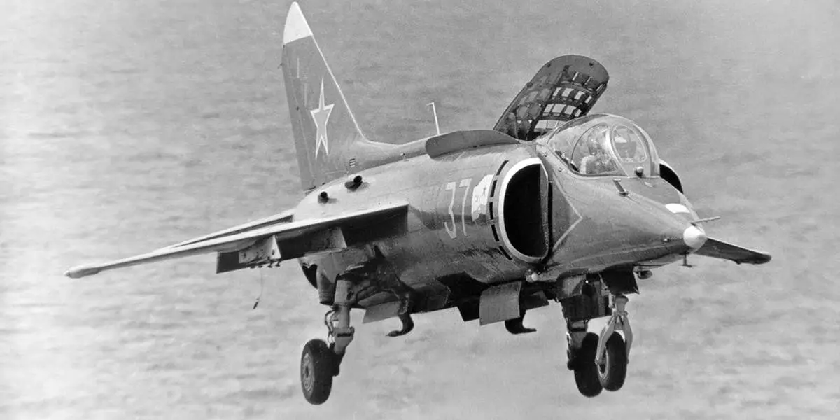 "Fis-sema, il-yak kburi huwa reali ..." - Il-gverta Stormcover Yak-38 ma użax partikolarment popolari mal-piloti u kien l-oġġett ta 'ħafna ċajt, xi kultant biżżejjed "iswed"