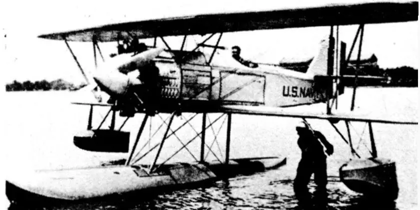 Curtiss F7C-1 bojovník. F7C-1 navrhnutý ako letecké lietadlo bolo navadené na plaváky v roku 1927. Ramená pozostávali z dvoch guľôčok 7,7 mm, ktoré zastrelili skrutkou skrutky skrutky; Maximálna rýchlosť - 200 km / h