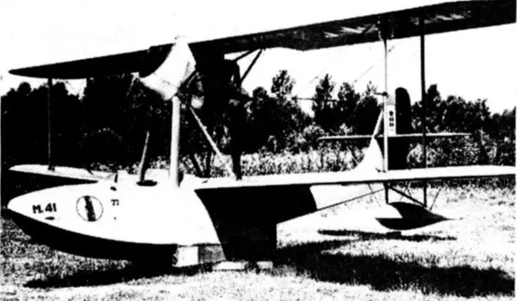 Macchi M-41 Fighter Seaplane. პროტოტიპი 1927 წელს დამზადდა. 1929 წელს მის უკან, M-41 BIS მასობრივი წარმოება დაიწყო. თვითმფრინავი აღჭურვილია 420 ძლიერი Fiat A-50 ძრავით და შეიმუშავა მაქსიმალური სიჩქარე 262 კმ / სთ; შეიარაღება შედგებოდა ორი 7.7 მმ-იანი იარაღით. 1939 წელს, რვა Macchi M-41 BIS მებრძოლები დარჩნენ სამსახურში