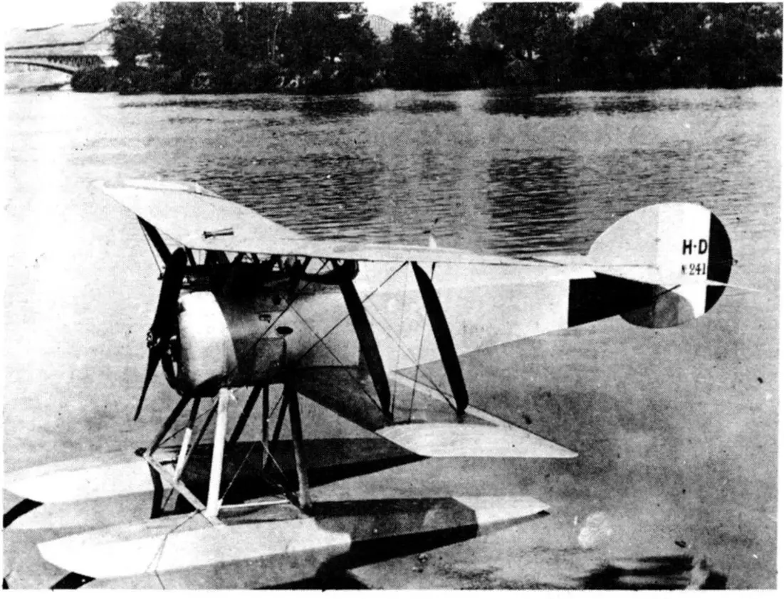 Hanriot HD-2 na-ese n'elu mmiri na-ese n'elu mmiri bụ onye na-ahụ maka ikuku etinyere na mbara igwe. Ezigbo mmegharị nke ọgụ na-alụ ọgụ megide omume dị n'elu oke osimiri ahụ mepụtara ọtụtụ afọ na onye na-alụ ọgụ ga-ejigide ụgbọ elu ya na ndọtị ahụ. Foto a na-egosi ụdị nke ụgbọ elu nke nwere egbe igwe na-azụ ngwa ngwa ma zụta ndị America na 1918. Hanriot HD-2 bụ otu n'ime ndị ọrụ hydraulic nke mbụ na-enweghị isi ọdụ