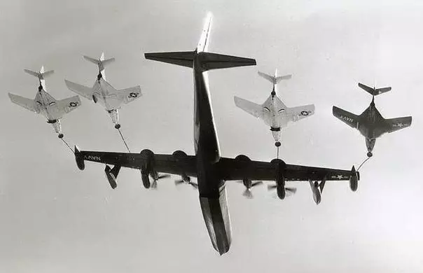 பறக்கும் படகு R3Y-2 Tradills Refills Refills விமானத்தில் நான்கு F9F-8 cougar போர்; 1956 வருடம்