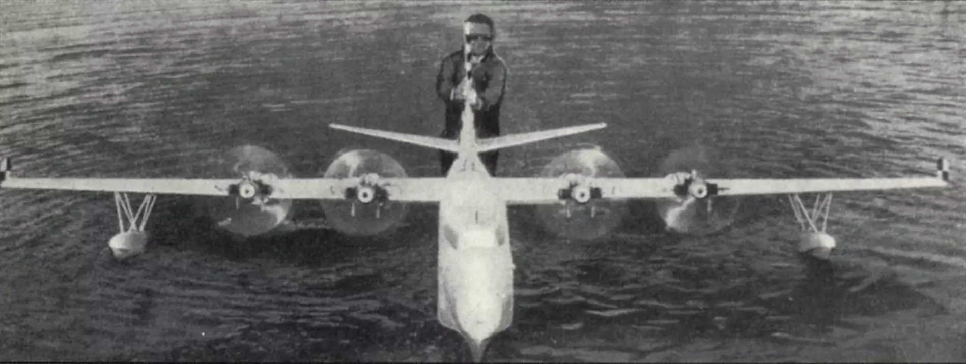 Model terbang yang dikuasai radio XP5Y-1 dilengkapi dengan empat enjin yang kuat dan dikawal dari susun atur perintis penuh yang dipasang di tepi lapangan terbang Lindberg Field.
