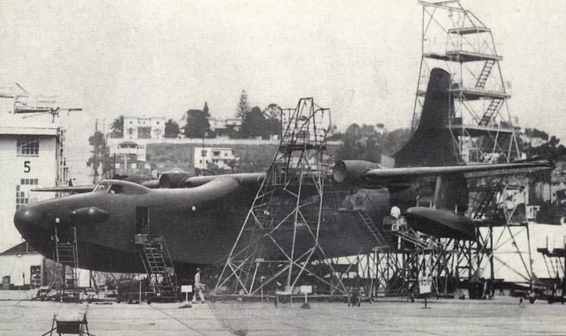 ต้นแบบ XP5Y แรกภายใต้การก่อสร้างที่เสร็จสมบูรณ์ที่โรงงานรวม - Vultee ในซานดิเอโกรัฐแคลิฟอร์เนีย 17 เมษายน 1949 สแน็ปช็อตทำเกือบเท่ากับปีก่อนเที่ยวบินครั้งแรก