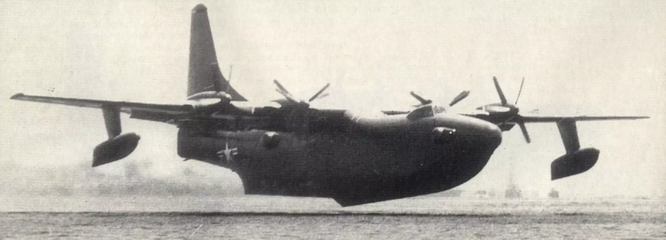 Prototaip pertama XP5Y-1 terbang keluar dari Teluk San Diego semasa penerbangan pertama selepas menjalankan tempoh 20 saat; 18 April 1950