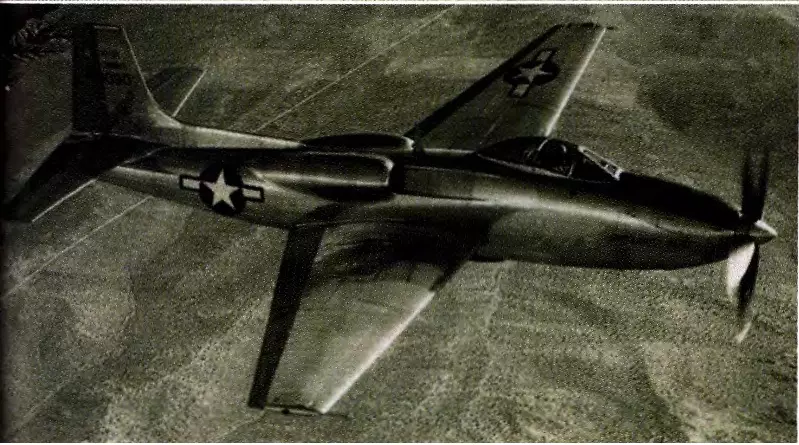 Der erste Prototyp des Prototyps des Konsolidierungs-Vultee XP-81 (44-91000) mit dem Engine Electric T31-GE-3
