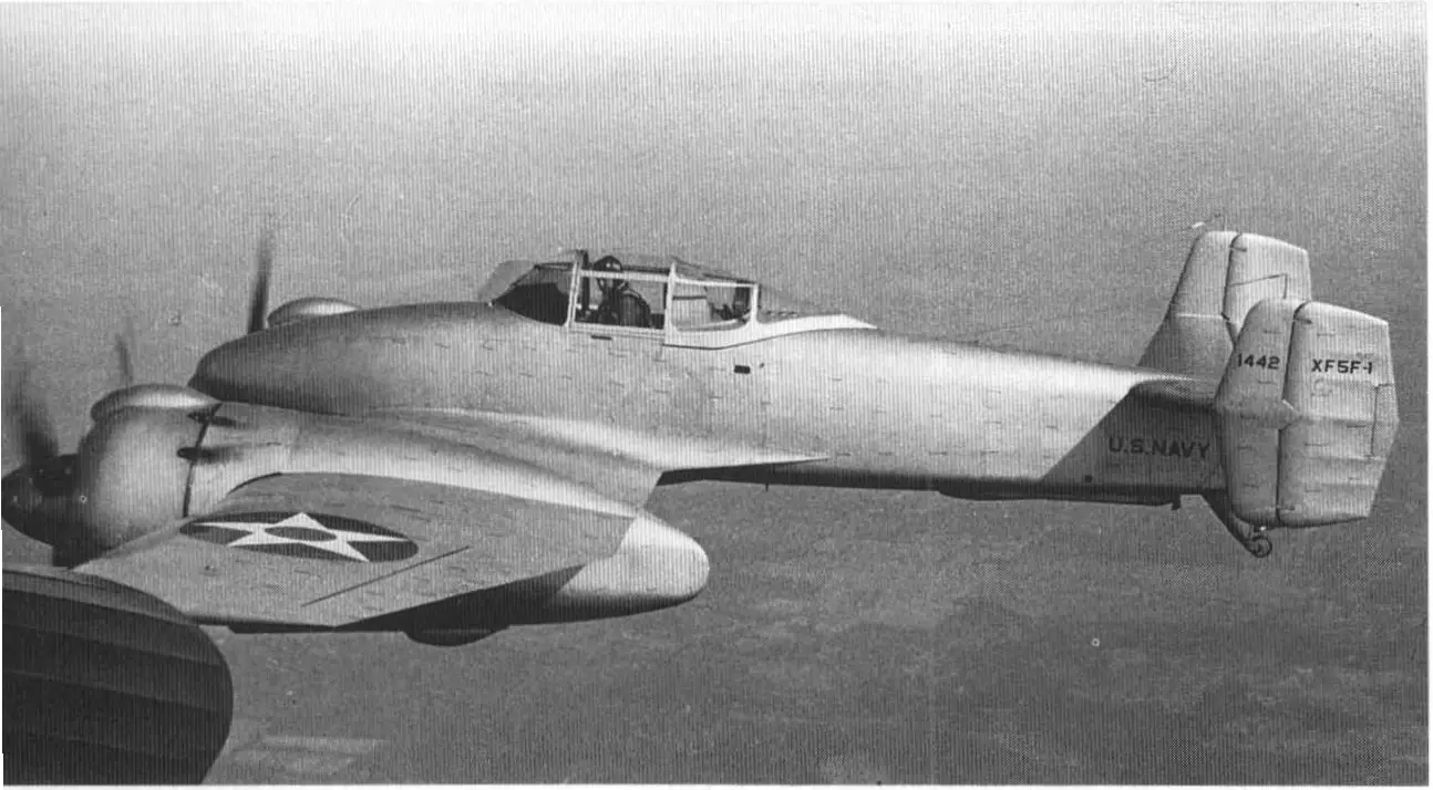 一种实验甲板战斗机XF5F-1（BUNO 1442），胶合丝，旨在评估1941年春季建设中飞机建设中实施的变化，设计为降低电阻并改善发动机的冷却。快照是在伴随着红船（Grumman G-32A）的航班中的飞行中。 （格鲁曼）